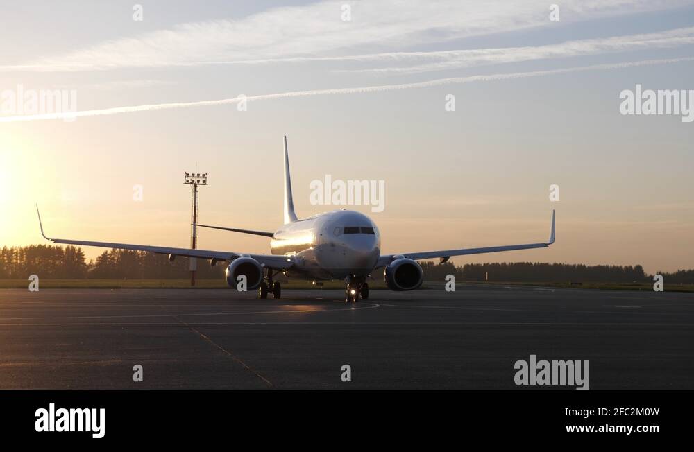Big white jet plane Stock Videos & Footage - HD and 4K Video Clips - Alamy