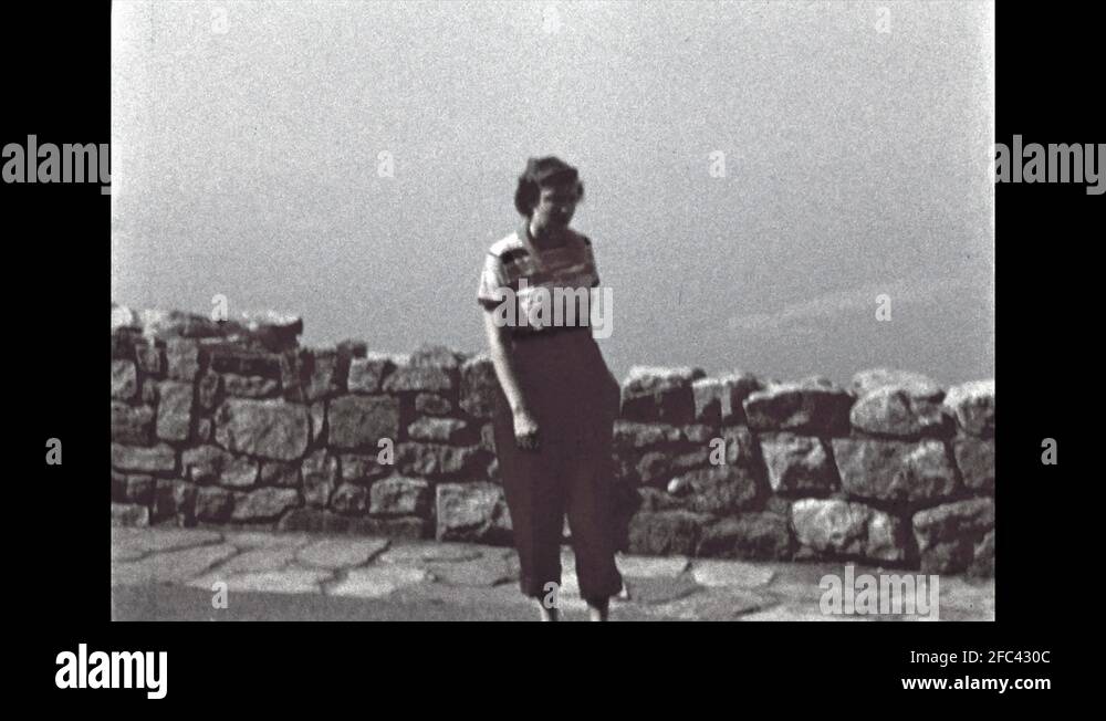 1940s: UNITED STATES: Elevator to the Summit sign. People wait for lift ...