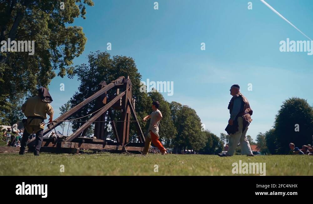 Catapult medieval Stock Videos & Footage - HD and 4K Video Clips - Alamy