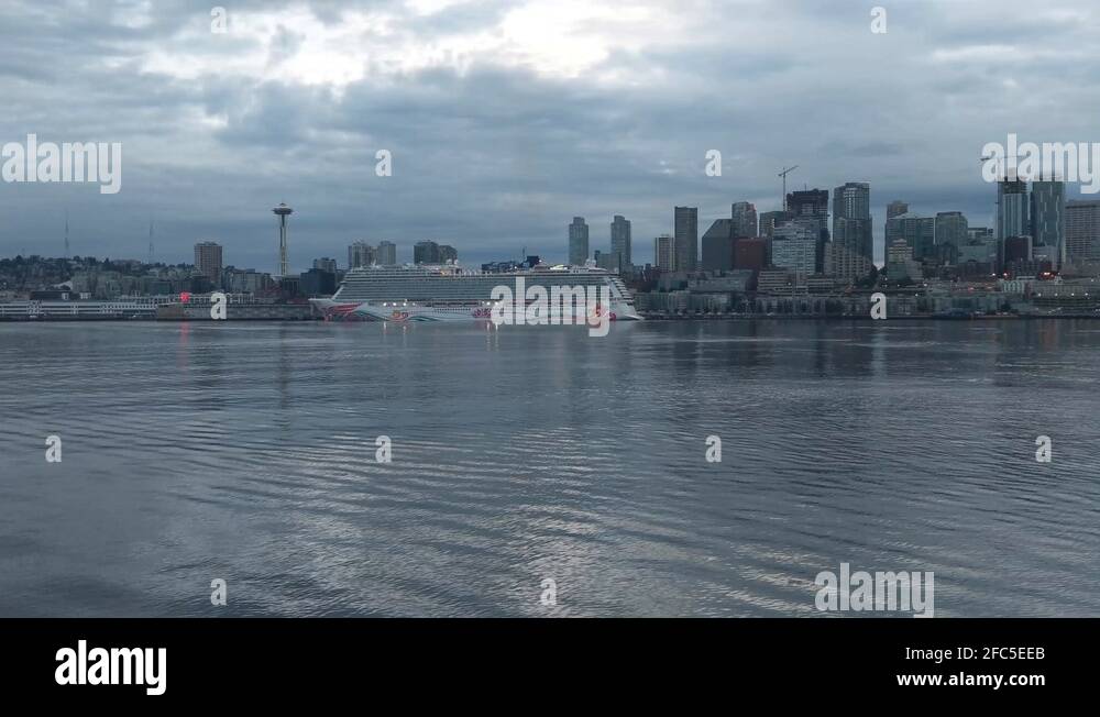 Slow pan from left to right of Elliot Bay and Seattle Skyline, Gloomy ...