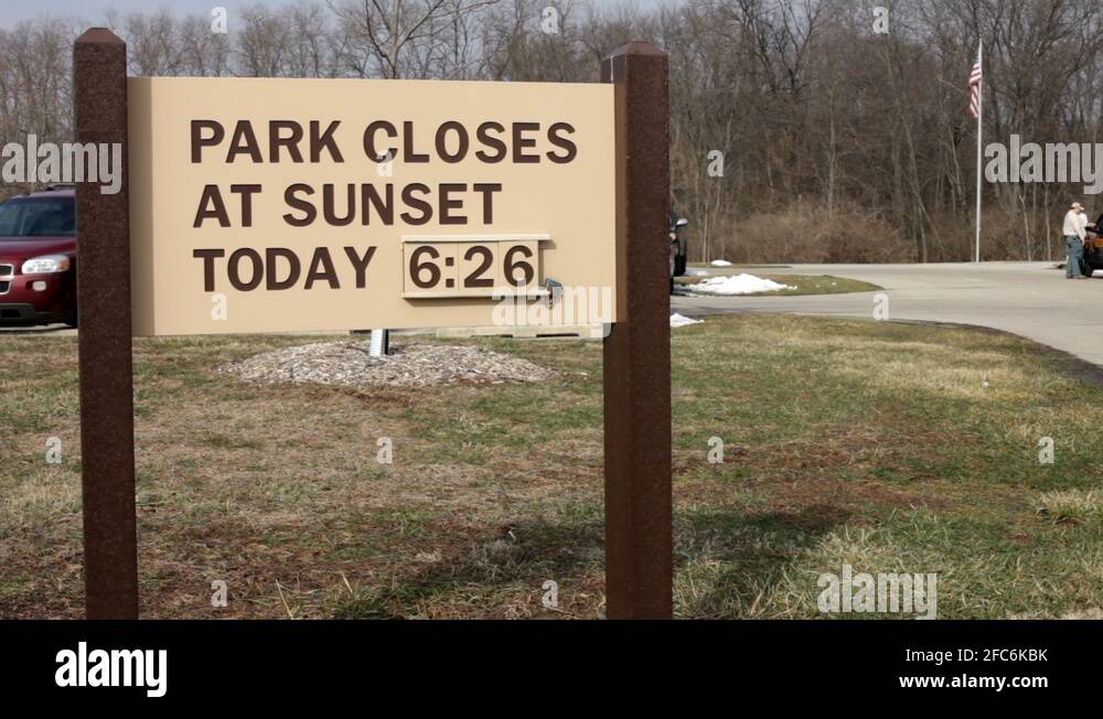 Trail closes sign Stock Videos & Footage - HD and 4K Video Clips - Alamy