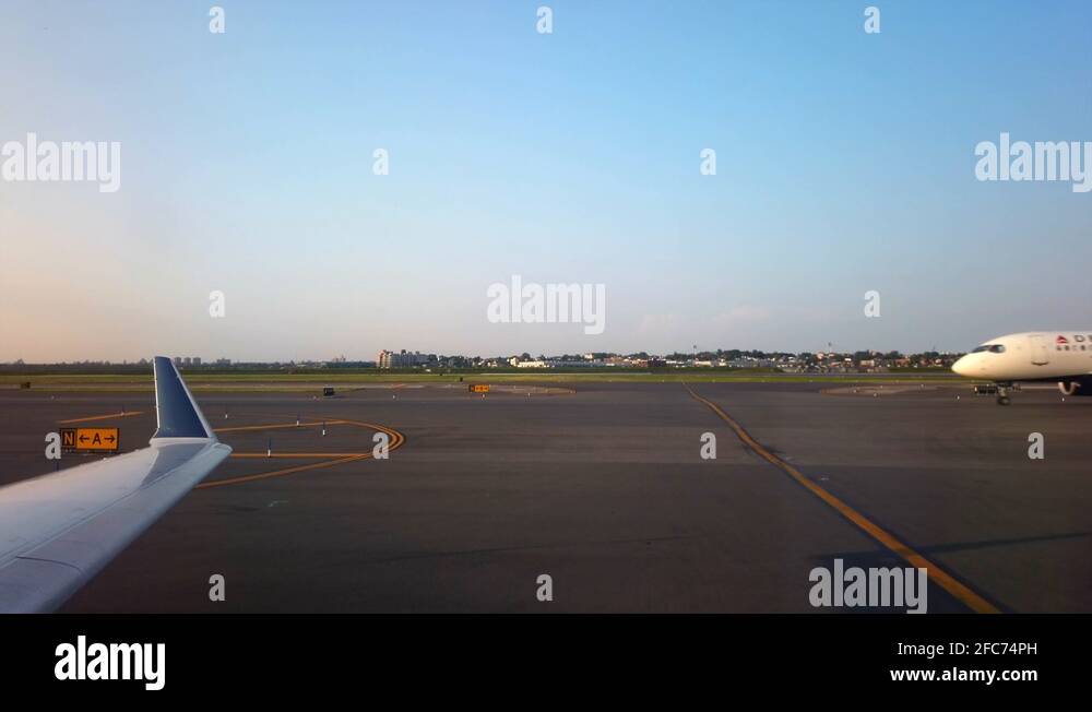 Air control tower laguardia Stock Videos & Footage - HD and 4K Video ...