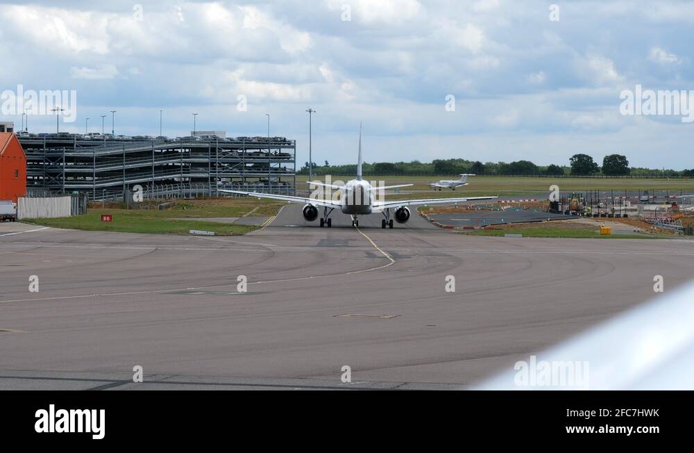 Luton airport aircraft Stock Videos & Footage - HD and 4K Video Clips ...