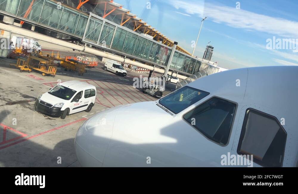 Jet bridge ryanair Stock Videos & Footage - HD and 4K Video Clips - Alamy