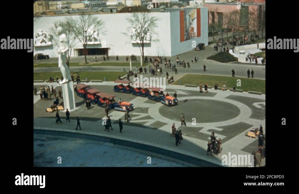 1930s: UNITED STATES: people arrive at World Fair in New York. View ...