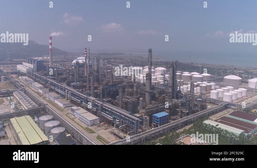 Persian Gulf Star Refinery. Iranian oil refinery in the city of Bandar ...