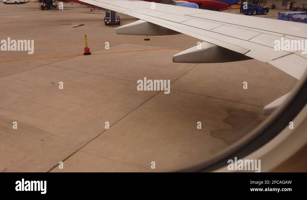 Airplane on gate Stock Videos & Footage - HD and 4K Video Clips - Alamy