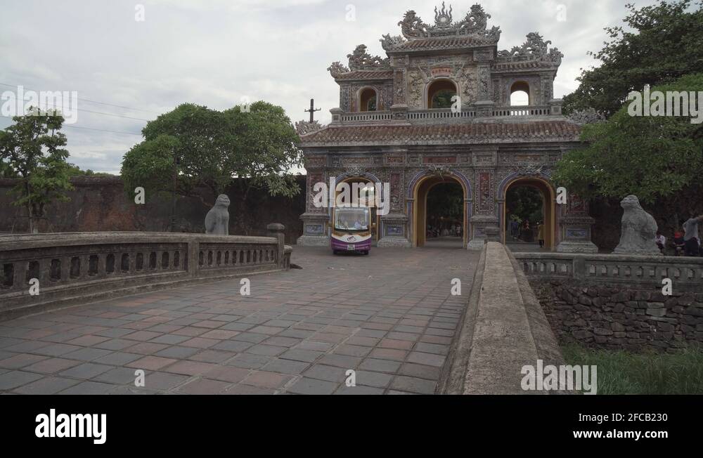 Open shuttle bus Stock Videos & Footage - HD and 4K Video Clips - Alamy