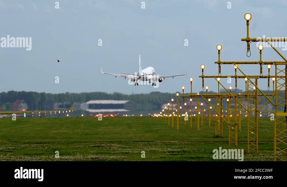 Airplane slow Stock Videos & Footage - HD and 4K Video Clips - Alamy