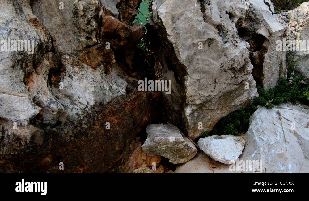 Split boulder Stock Videos & Footage - HD and 4K Video Clips - Alamy