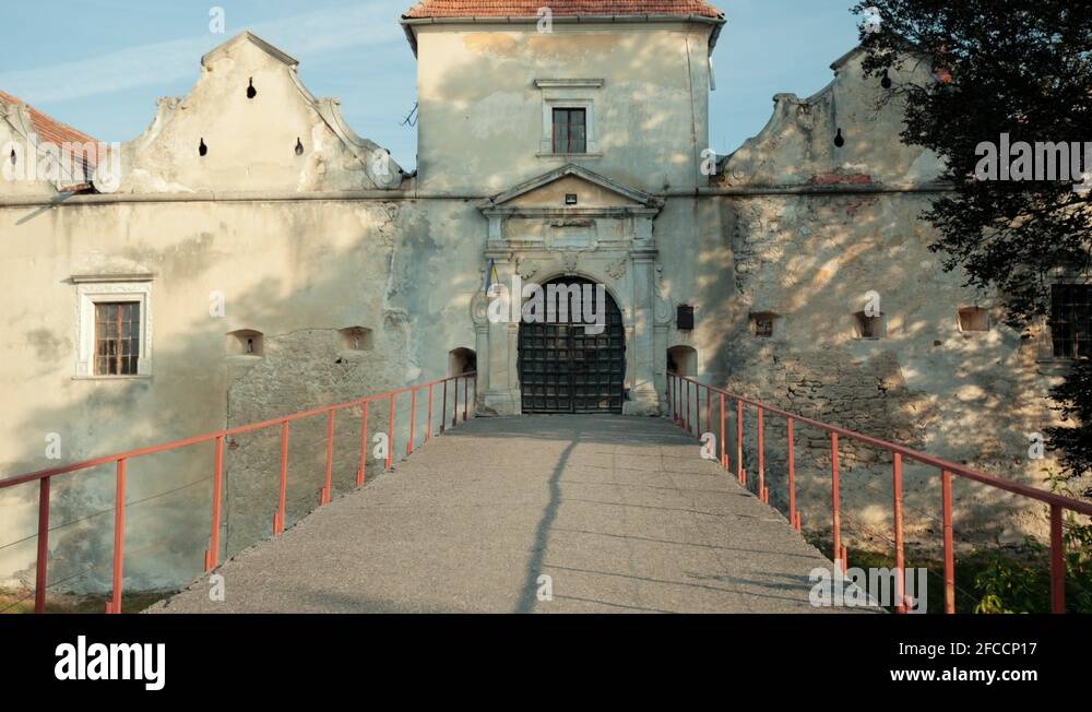 Castle metal gate Stock Videos & Footage - HD and 4K Video Clips - Alamy