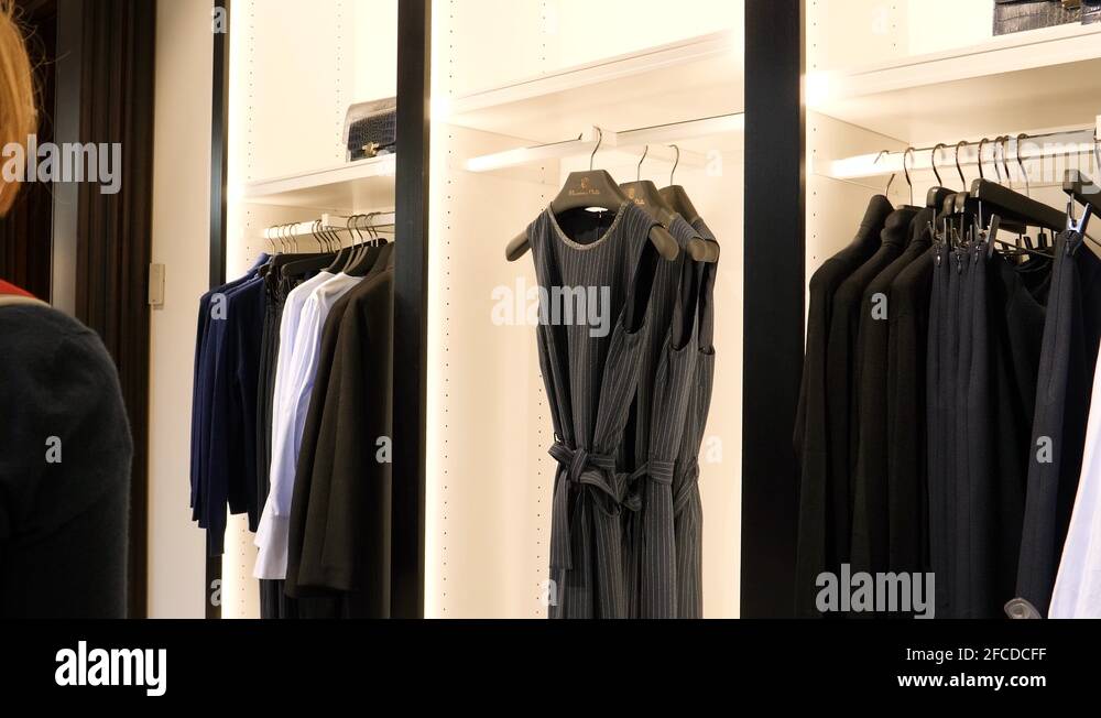 Massimo dutti boutique Stock Videos & Footage - HD and 4K Video Clips ...