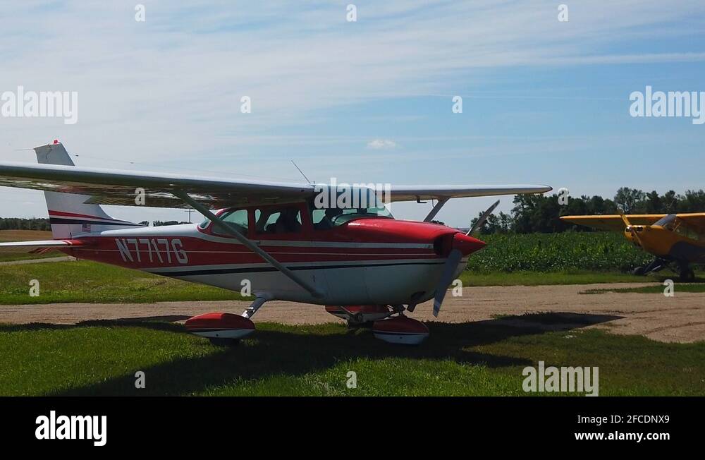 Turning plane Stock Videos & Footage - HD and 4K Video Clips - Alamy