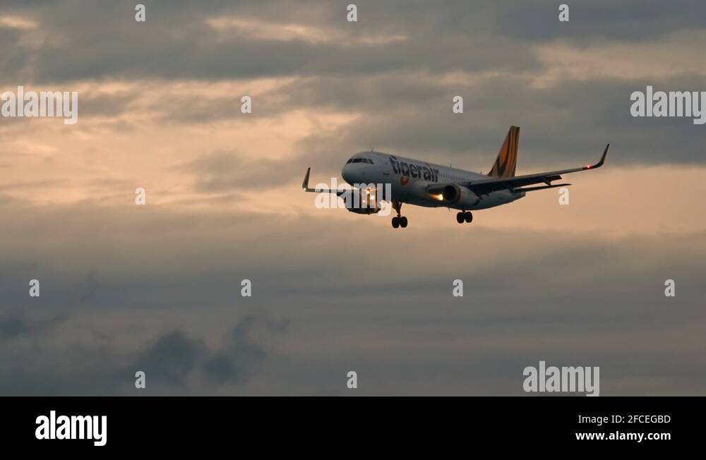 A320 landing night Stock Videos & Footage - HD and 4K Video Clips - Alamy