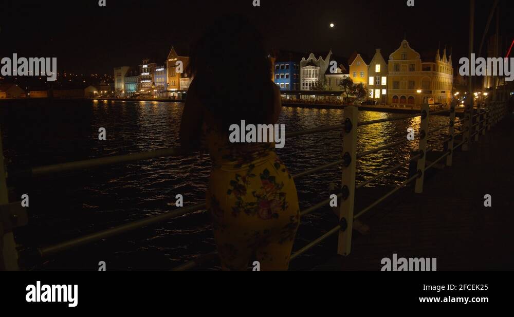 The floating Queen Emma Bridge connects the Punda and Otrobanda Stock ...