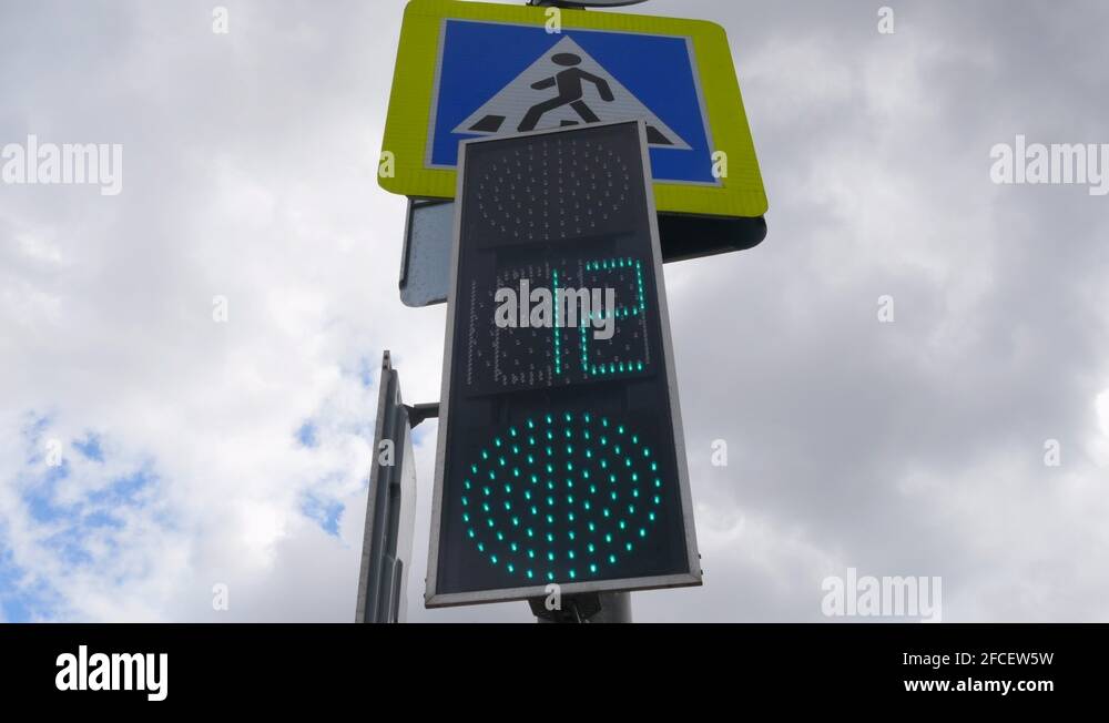 Traffic Light Switches From Green To Red Stock Video Footage - Alamy