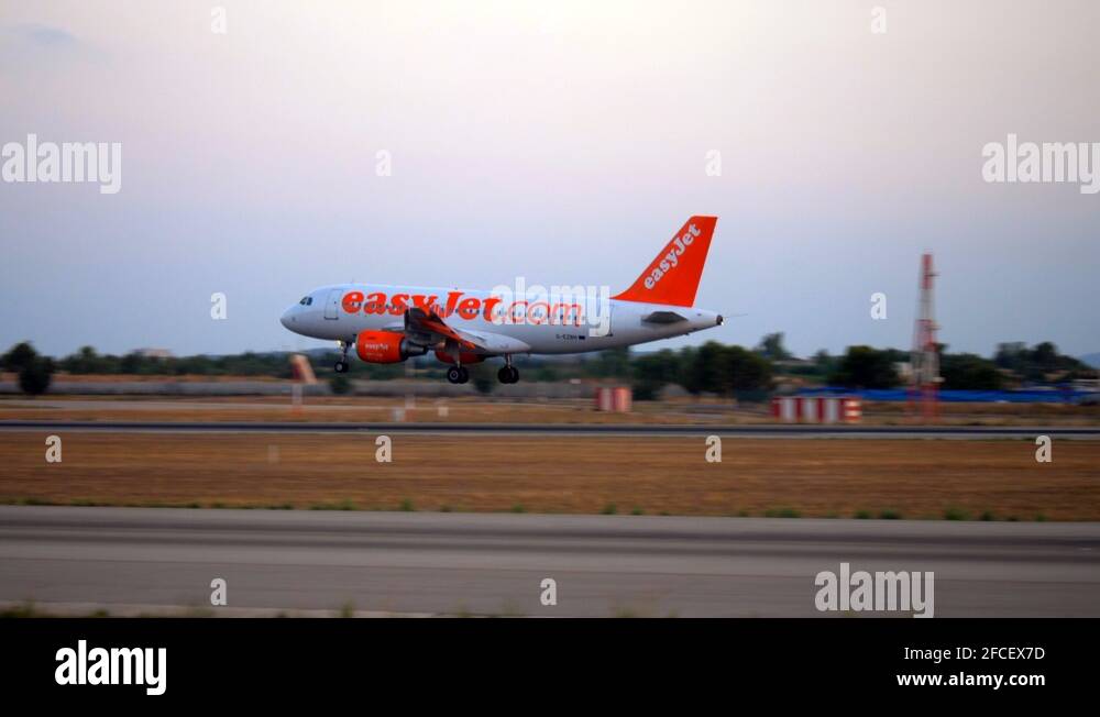 Easyjet tail Stock Videos & Footage - HD and 4K Video Clips - Alamy