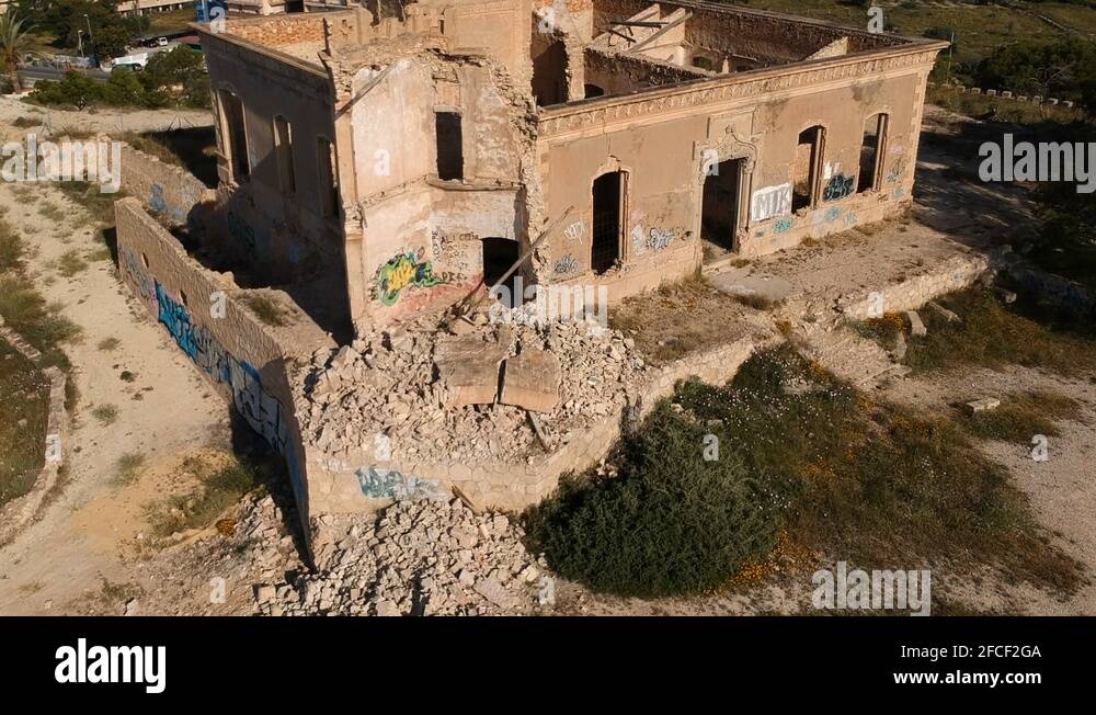 Just few meters from an ancient tower we find the ruined Villa Jacomina ...