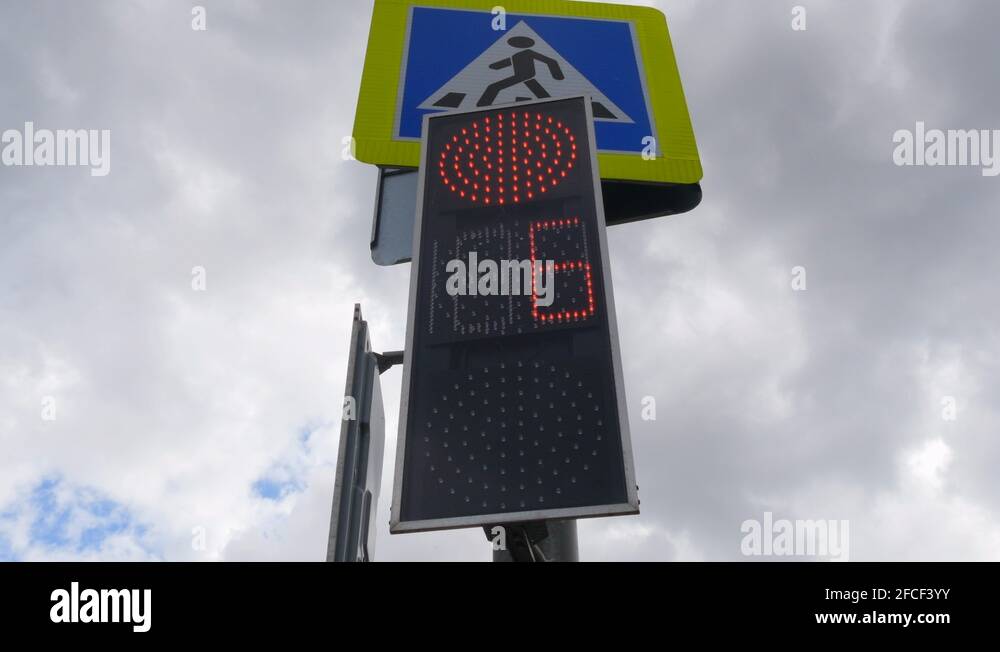 Traffic Light Switches From Red To Green Stock Video Footage - Alamy
