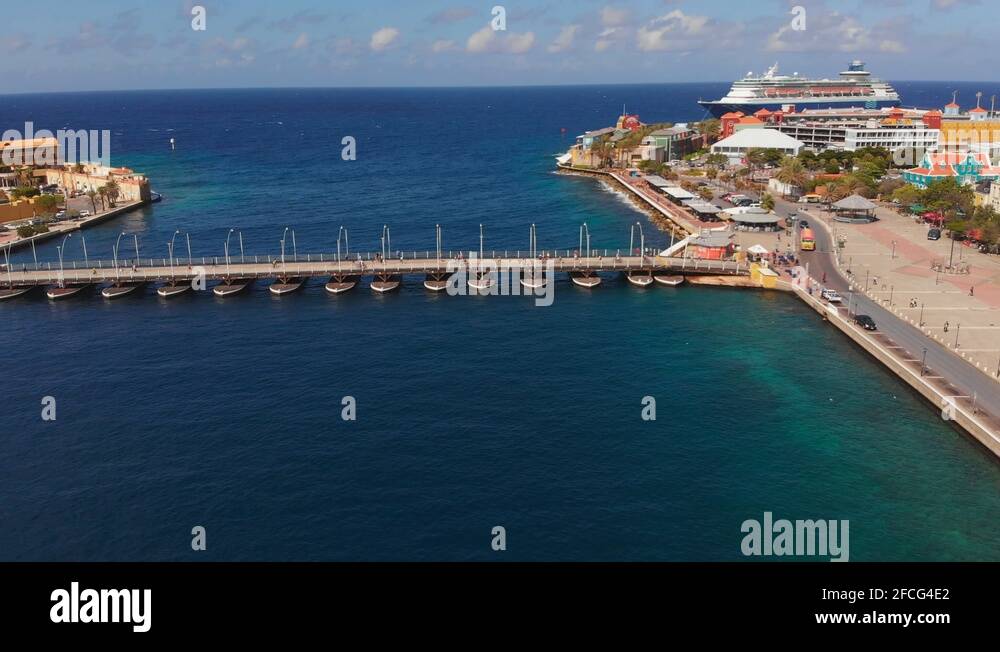 The floating Queen Emma Bridge is a pontoon bridge across Sint Anna Bay ...