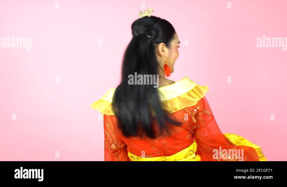 Beautiful model shows off an ancient traditional Chinese Opera costume ...