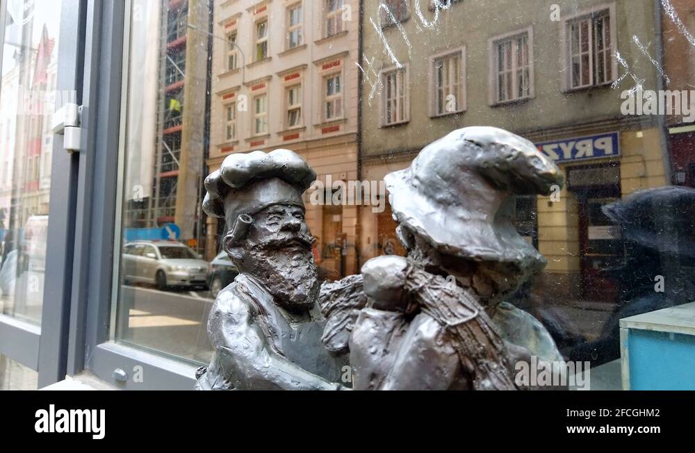 Wroclaw dwarf Stock Videos & Footage - HD and 4K Video Clips - Alamy