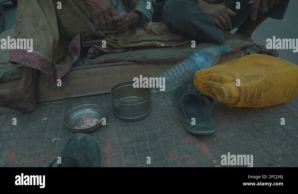 Homeless People Living On The Street In The Middle Of The Road In India ...