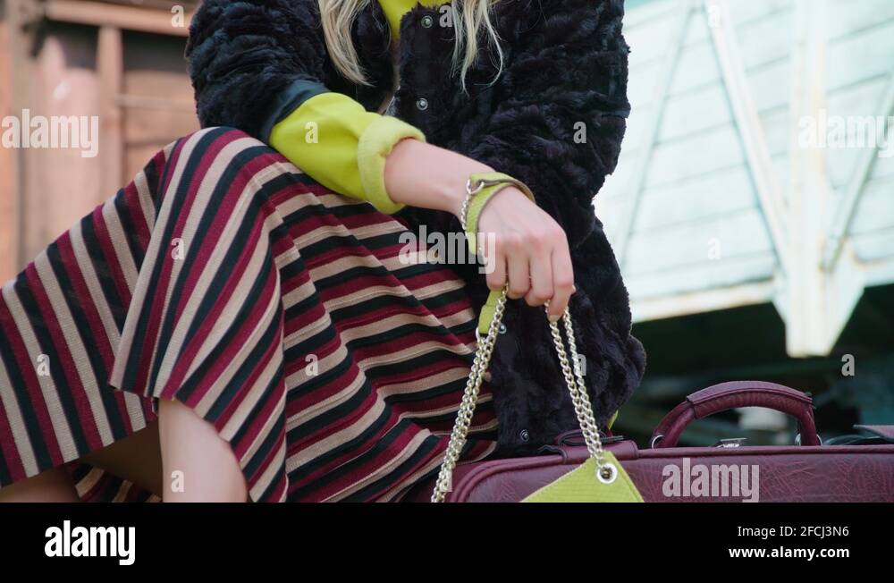 Woman headless Stock Videos & Footage - HD and 4K Video Clips - Alamy