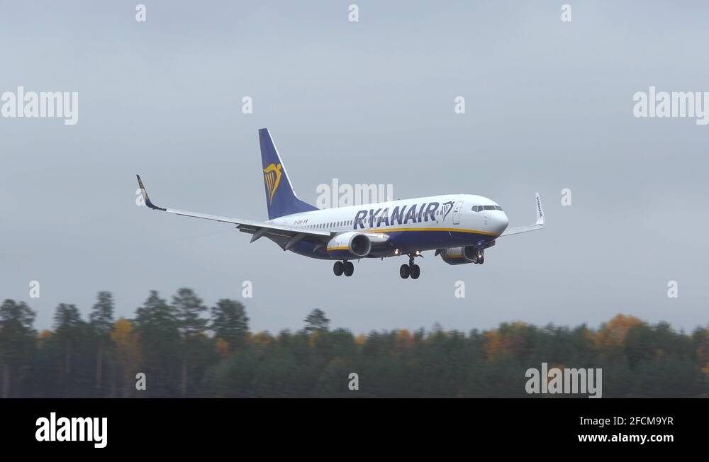 Boeing 737 ryanair Stock Videos & Footage - HD and 4K Video Clips - Alamy