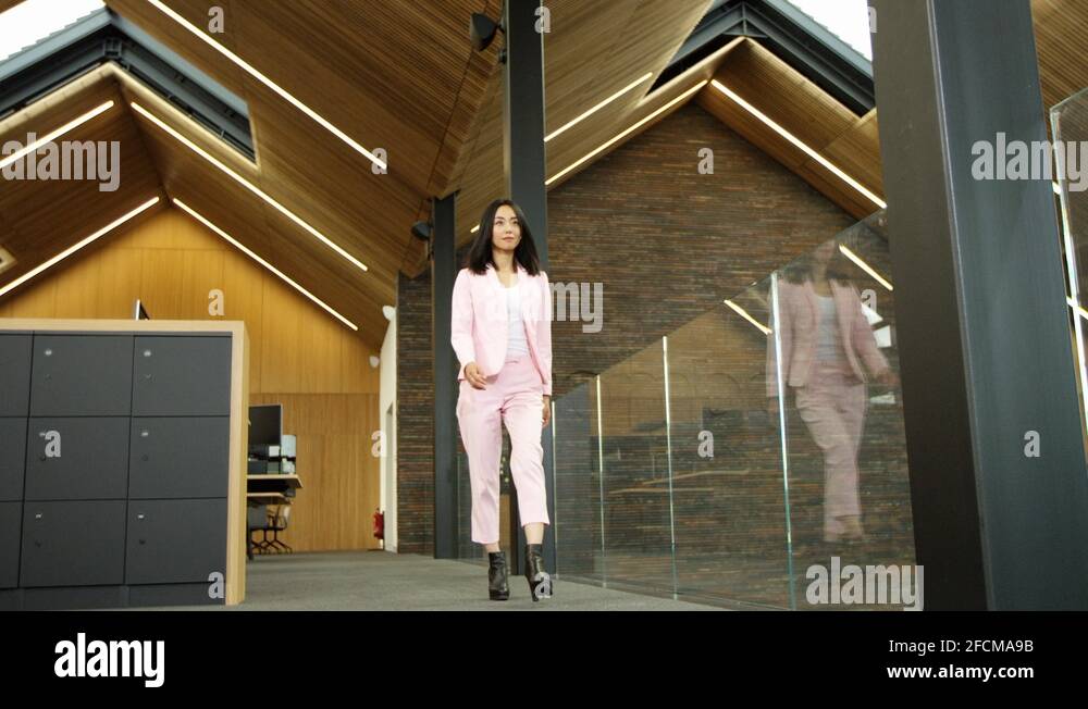 Freeze in a pose Stock Videos & Footage - HD and 4K Video Clips - Alamy