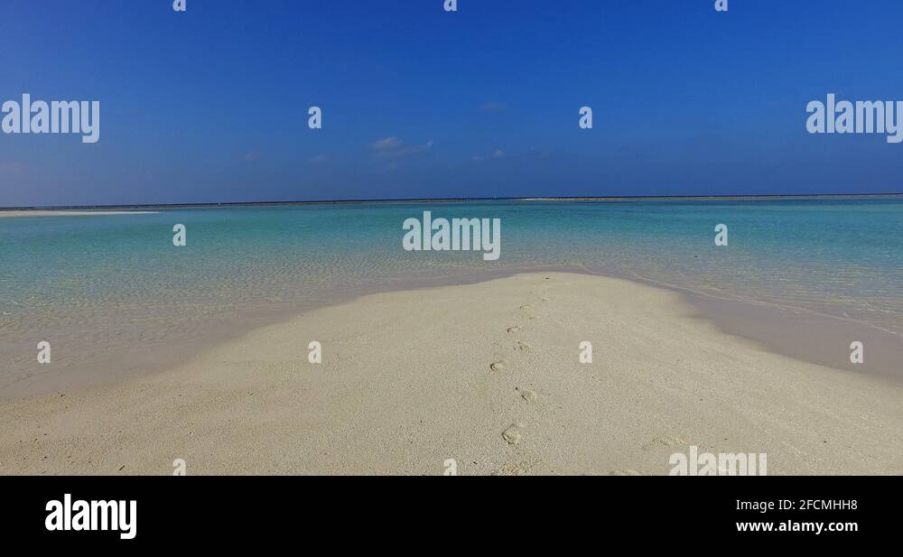 Static footage of a creamy sandbar in the Maldives with the waves ...