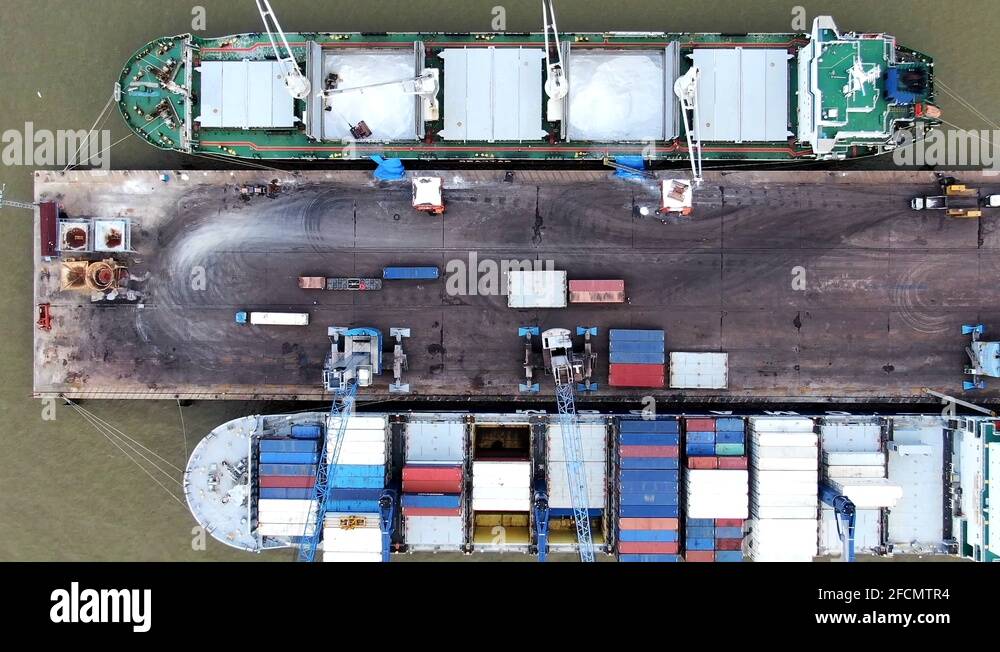 Bulk carrier cargo ship discharging Stock Videos & Footage - HD and 4K ...