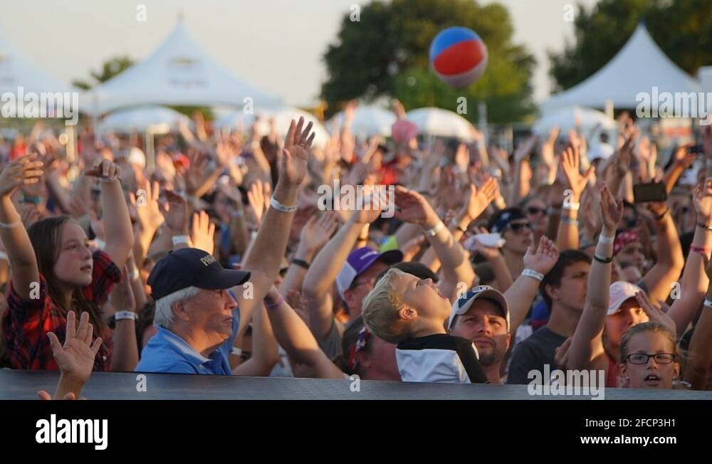 Hands clapping concert Stock Videos & Footage - HD and 4K Video Clips ...