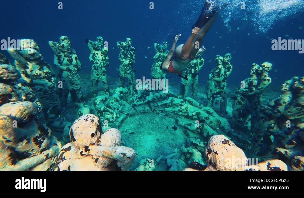 Diving sculptures Stock Videos & Footage - HD and 4K Video Clips - Alamy