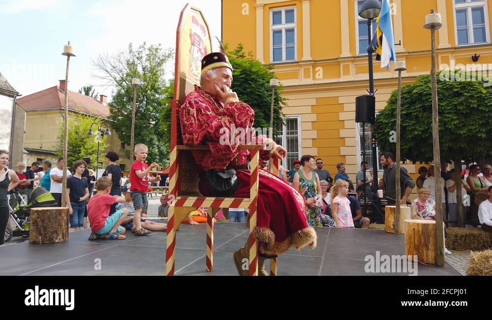 King sitting Stock Videos & Footage - HD and 4K Video Clips - Alamy