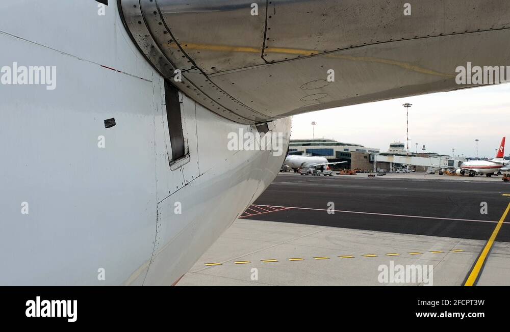 Low wing aircraft Stock Videos & Footage - HD and 4K Video Clips - Alamy