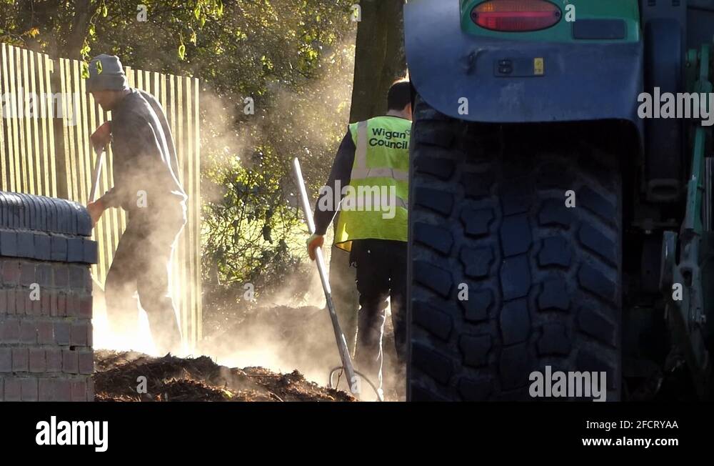 Digging tractor Stock Videos & Footage - HD and 4K Video Clips - Alamy
