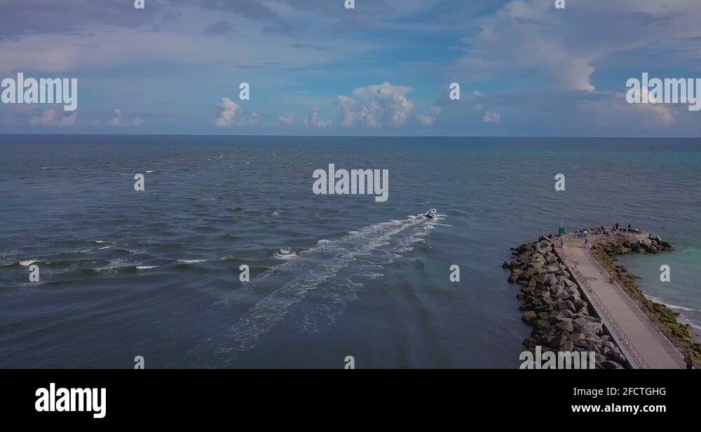 Boating into the Atlantic Ocean at the Jupiter Inlet Intercoastal ...