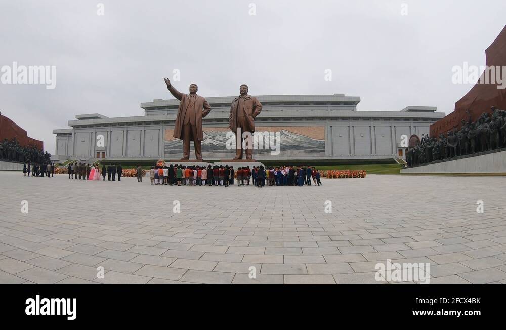 Bowing statues Stock Videos & Footage - HD and 4K Video Clips - Alamy