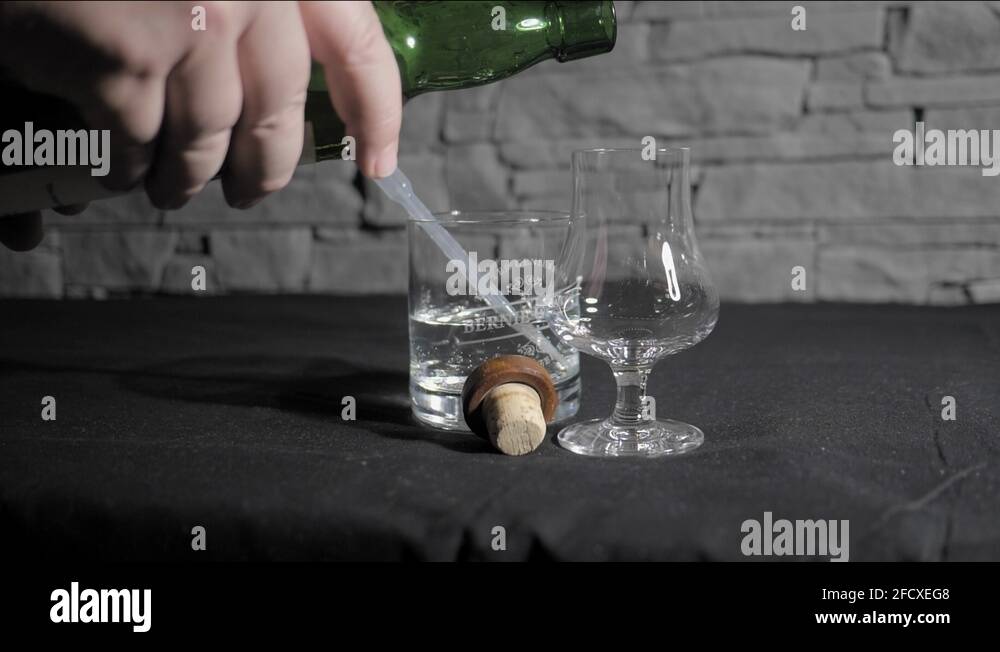 Whisky glas Stock Videos & Footage - HD and 4K Video Clips - Alamy