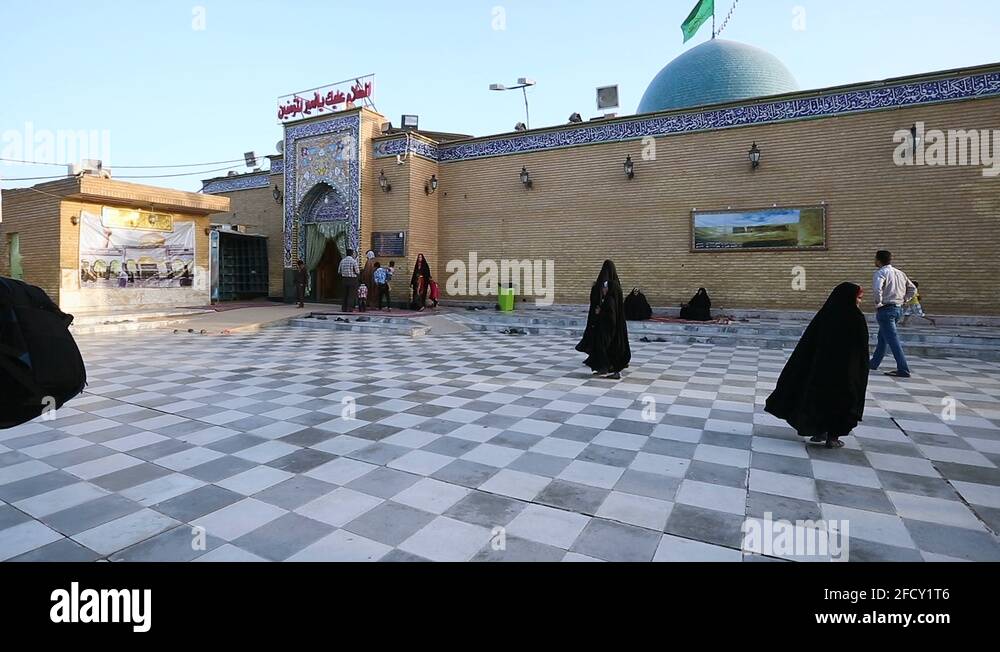 Pilgrims visit Imam Ali's home besides The Great Mosque of Kufa in Iraq ...