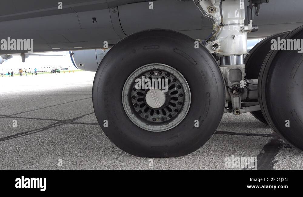 Boeing landing wheels Stock Videos & Footage - HD and 4K Video Clips ...