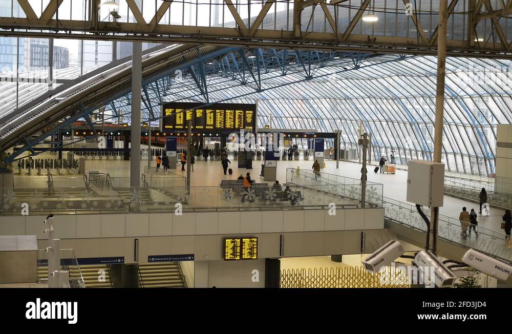 Waterloo station departure board Stock Videos & Footage - HD and 4K ...