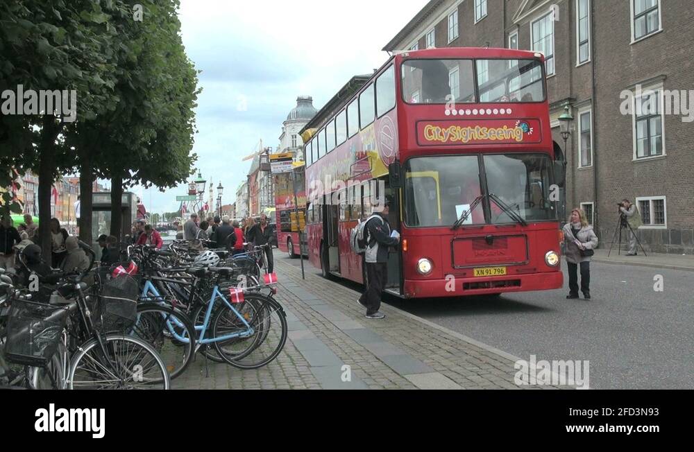People catching a bus Stock Videos & Footage - HD and 4K Video Clips ...