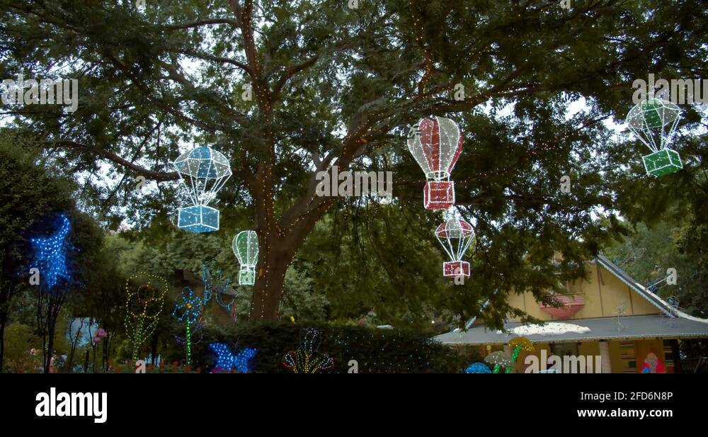 Make balloon models Stock Videos & Footage - HD and 4K Video Clips - Alamy