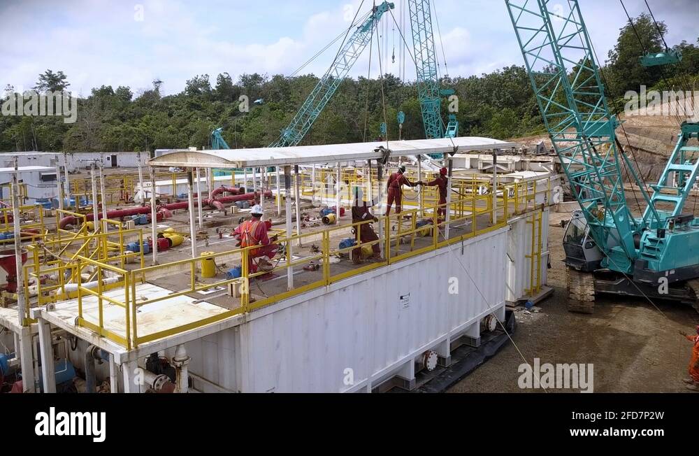 Onshore oil rig Stock Videos & Footage - HD and 4K Video Clips - Alamy