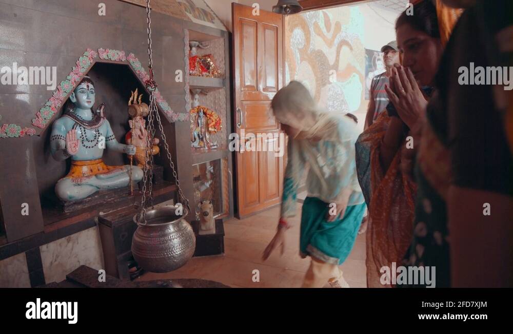 Praying idol Stock Videos & Footage - HD and 4K Video Clips - Alamy