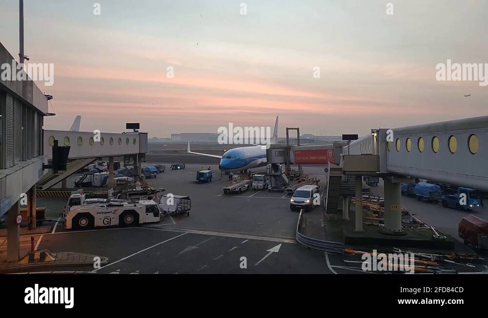 Aircraft on gate Stock Videos & Footage - HD and 4K Video Clips - Alamy