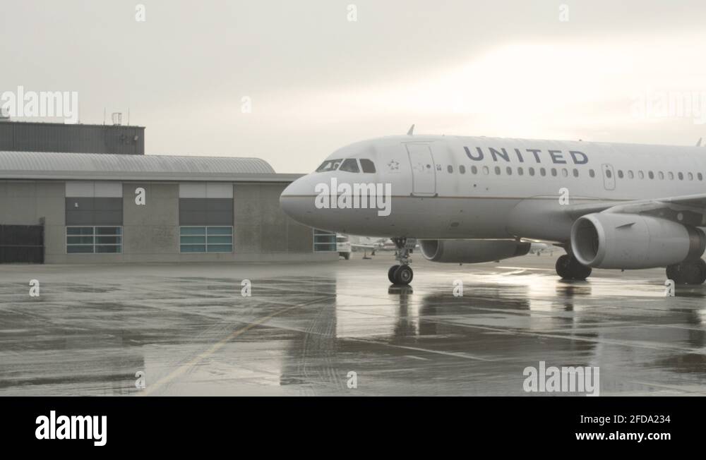 Pulling aircraft Stock Videos & Footage - HD and 4K Video Clips - Alamy