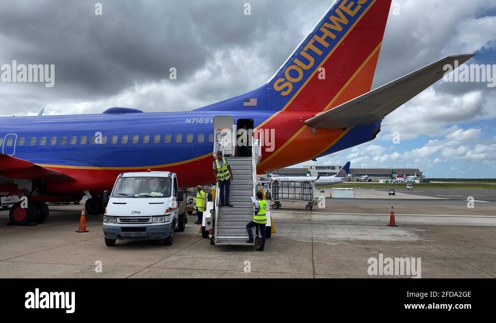Crew members wave Stock Videos & Footage - HD and 4K Video Clips - Alamy